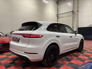White Porsche Cayenne 2021 in Vilnius, with an engine capacity of 3.00 L and mileage of 41 thousand km for 47890 €, photo 5 on AUTOMOTO.COM.LV