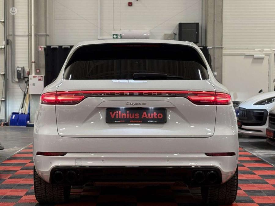White Porsche Cayenne 2021 in Vilnius, with an engine capacity of 3.00 L and mileage of 41 thousand km for 47890 €, photo 6 on AUTOMOTO.COM.LV