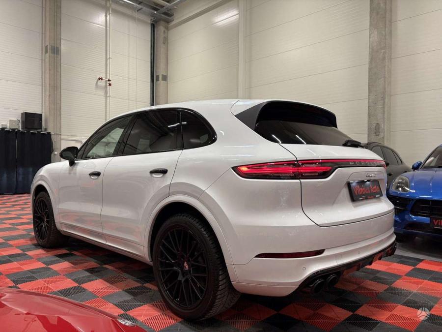 White Porsche Cayenne 2021 in Vilnius, with an engine capacity of 3.00 L and mileage of 41 thousand km for 47890 €, photo 7 on AUTOMOTO.COM.LV