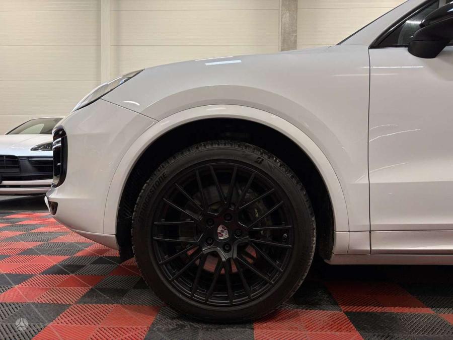 White Porsche Cayenne 2021 in Vilnius, with an engine capacity of 3.00 L and mileage of 41 thousand km for 47890 €, photo 10 on AUTOMOTO.COM.LV