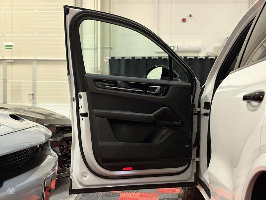 White Porsche Cayenne 2021 in Vilnius, with an engine capacity of 3.00 L and mileage of 41 thousand km for 47890 €, photo 13 on AUTOMOTO.COM.LV