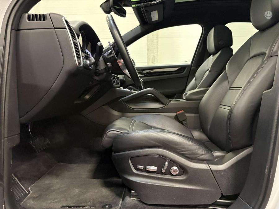 White Porsche Cayenne 2021 in Vilnius, with an engine capacity of 3.00 L and mileage of 41 thousand km for 47890 €, photo 16 on AUTOMOTO.COM.LV