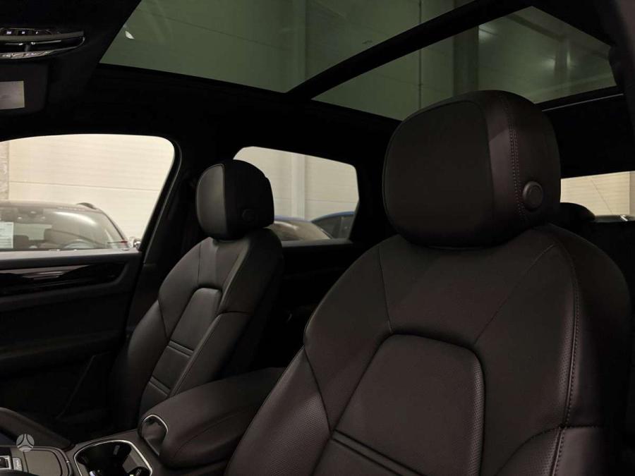 White Porsche Cayenne 2021 in Vilnius, with an engine capacity of 3.00 L and mileage of 41 thousand km for 47890 €, photo 17 on AUTOMOTO.COM.LV