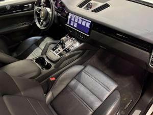 White Porsche Cayenne 2021 in Vilnius, with an engine capacity of 3.00 L and mileage of 41 thousand km for 47890 €, photo 18 on AUTOMOTO.COM.LV