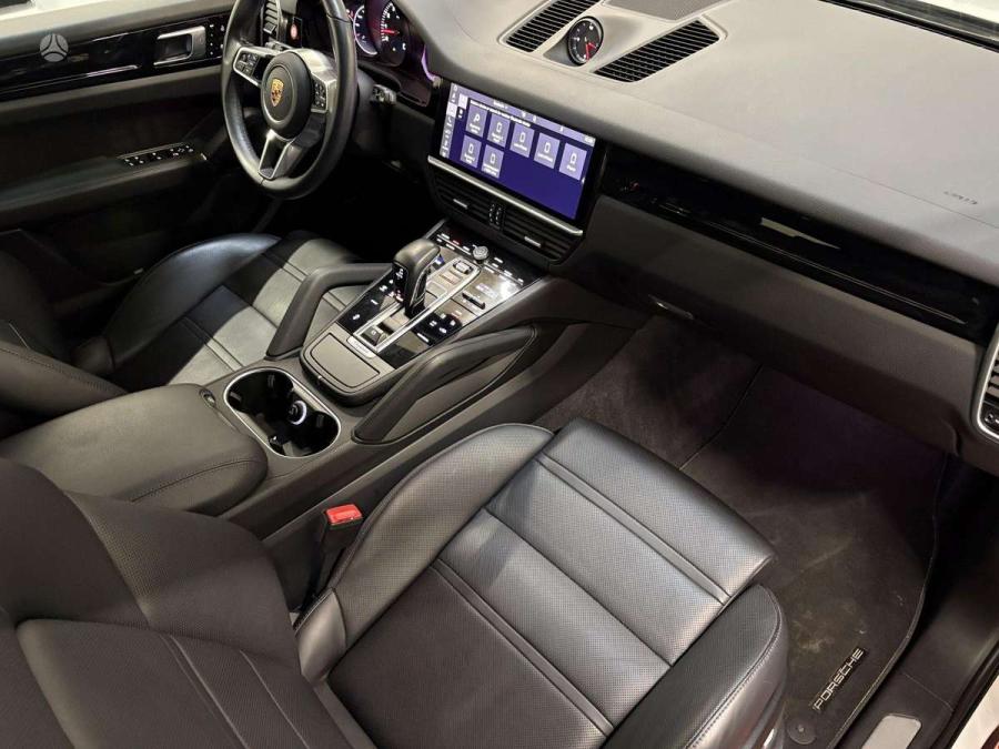White Porsche Cayenne 2021 in Vilnius, with an engine capacity of 3.00 L and mileage of 41 thousand km for 47890 €, photo 18 on AUTOMOTO.COM.LV