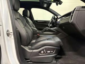 White Porsche Cayenne 2021 in Vilnius, with an engine capacity of 3.00 L and mileage of 41 thousand km for 47890 €, photo 19 on AUTOMOTO.COM.LV