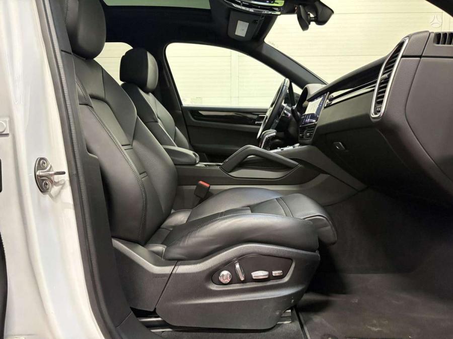 White Porsche Cayenne 2021 in Vilnius, with an engine capacity of 3.00 L and mileage of 41 thousand km for 47890 €, photo 19 on AUTOMOTO.COM.LV