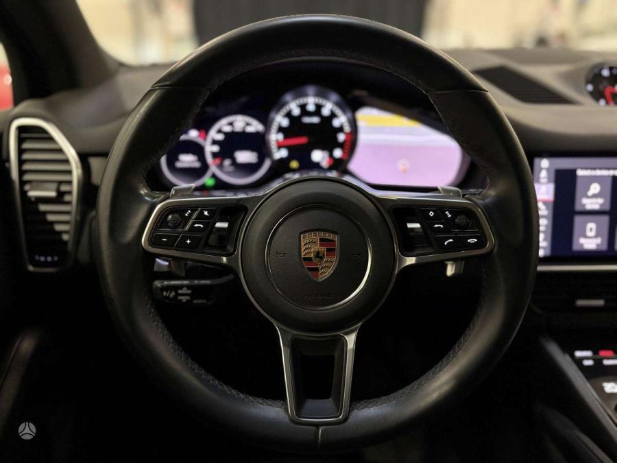 White Porsche Cayenne 2021 in Vilnius, with an engine capacity of 3.00 L and mileage of 41 thousand km for 47890 €, photo 23 on AUTOMOTO.COM.LV