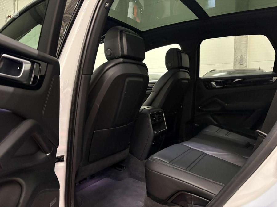 White Porsche Cayenne 2021 in Vilnius, with an engine capacity of 3.00 L and mileage of 41 thousand km for 47890 €, photo 34 on AUTOMOTO.COM.LV