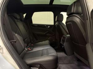 White Porsche Cayenne 2021 in Vilnius, with an engine capacity of 3.00 L and mileage of 41 thousand km for 47890 €, photo 35 on AUTOMOTO.COM.LV