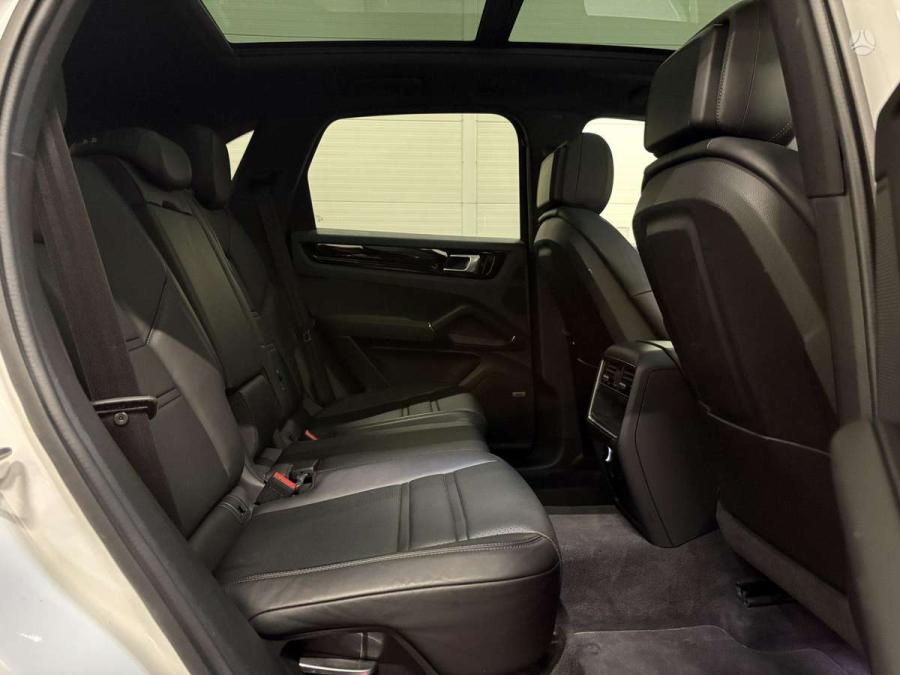 White Porsche Cayenne 2021 in Vilnius, with an engine capacity of 3.00 L and mileage of 41 thousand km for 47890 €, photo 35 on AUTOMOTO.COM.LV