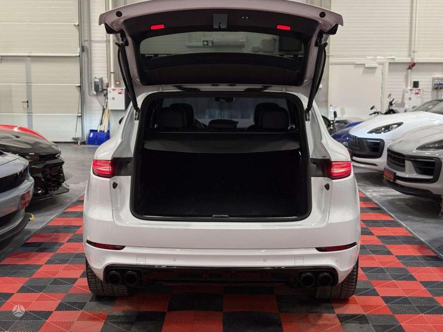 White Porsche Cayenne 2021 in Vilnius, with an engine capacity of 3.00 L and mileage of 41 thousand km for 47890 €, photo 36 on AUTOMOTO.COM.LV