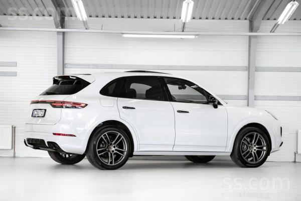 Balts Porsche Cayenne 2021 Tukums, ar dzinēja tilpumu 3.00 L un nobraukumu 53 tūkst. km par 58000 €, foto 4 vietnē AUTOMOTO.COM.LV