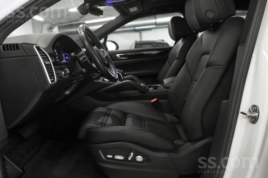 Balts Porsche Cayenne 2021 Tukums, ar dzinēja tilpumu 3.00 L un nobraukumu 53 tūkst. km par 58000 €, foto 13 vietnē AUTOMOTO.COM.LV