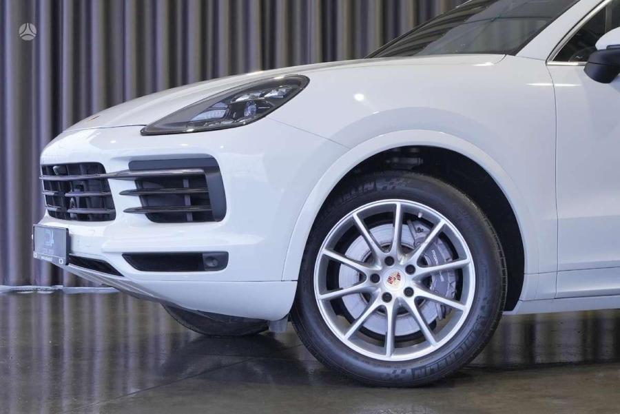 White Porsche Cayenne 2022 in Marijampole, with an engine capacity of 3.00 L and mileage of 32 thousand km for 63450 €, photo 6 on AUTOMOTO.COM.LV