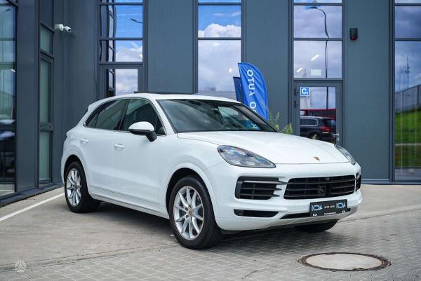 White Porsche Cayenne 2022 in Kaunas, with an engine capacity of 3.00 L and mileage of 32 thousand km for 59950 €, photo 1 on AUTOMOTO.COM.LV