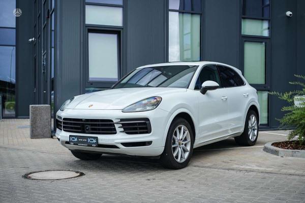 White Porsche Cayenne 2022 in Kaunas, with an engine capacity of 3.00 L and mileage of 32 thousand km for 59950 €, photo 2 on AUTOMOTO.COM.LV