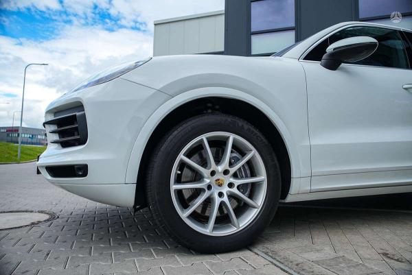 White Porsche Cayenne 2022 in Kaunas, with an engine capacity of 3.00 L and mileage of 32 thousand km for 59950 €, photo 6 on AUTOMOTO.COM.LV