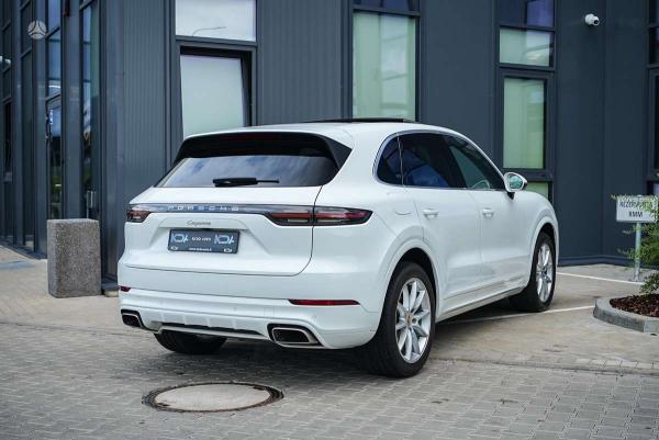 White Porsche Cayenne 2022 in Kaunas, with an engine capacity of 3.00 L and mileage of 32 thousand km for 59950 €, photo 10 on AUTOMOTO.COM.LV