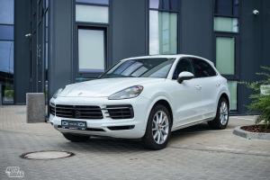 White Porsche Cayenne 2022 in Kaunas, with an engine capacity of 3.00 L and mileage of 32 thousand km for 59950 €, photo 3 on AUTOMOTO.COM.LV
