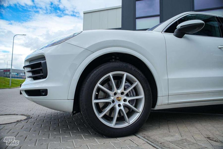 White Porsche Cayenne 2022 in Kaunas, with an engine capacity of 3.00 L and mileage of 32 thousand km for 59950 €, photo 7 on AUTOMOTO.COM.LV