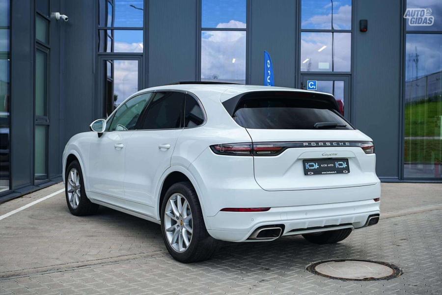 White Porsche Cayenne 2022 in Kaunas, with an engine capacity of 3.00 L and mileage of 32 thousand km for 59950 €, photo 10 on AUTOMOTO.COM.LV