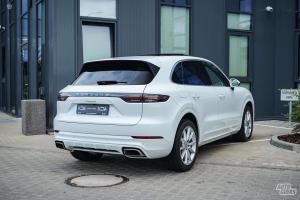 White Porsche Cayenne 2022 in Kaunas, with an engine capacity of 3.00 L and mileage of 32 thousand km for 59950 €, photo 11 on AUTOMOTO.COM.LV