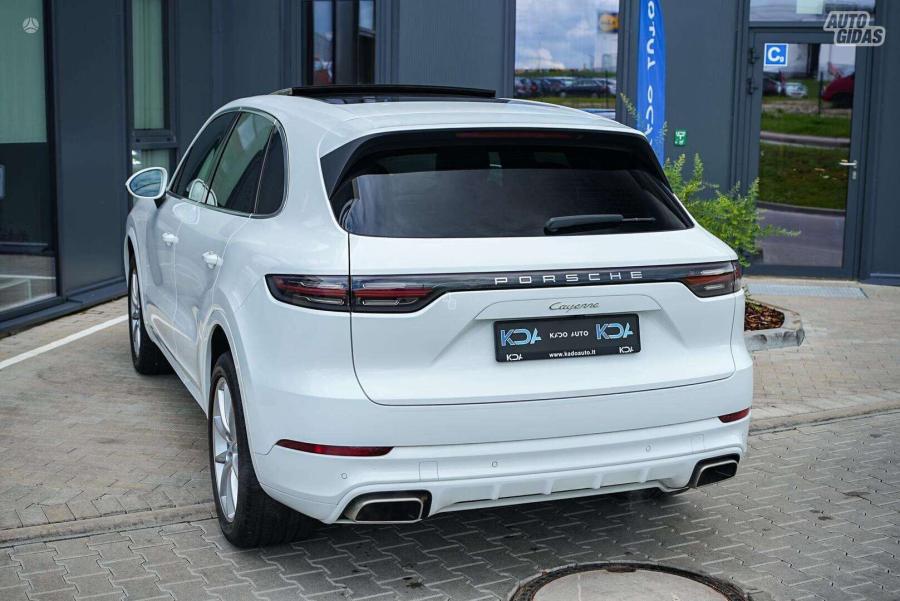 White Porsche Cayenne 2022 in Kaunas, with an engine capacity of 3.00 L and mileage of 32 thousand km for 59950 €, photo 12 on AUTOMOTO.COM.LV
