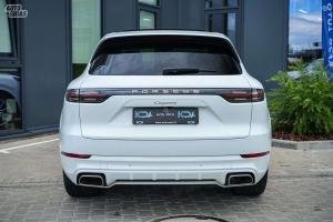White Porsche Cayenne 2022 in Kaunas, with an engine capacity of 3.00 L and mileage of 32 thousand km for 59950 €, photo 13 on AUTOMOTO.COM.LV