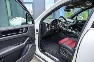 White Porsche Cayenne 2022 in Kaunas, with an engine capacity of 3.00 L and mileage of 32 thousand km for 59950 €, photo 24 on AUTOMOTO.COM.LV