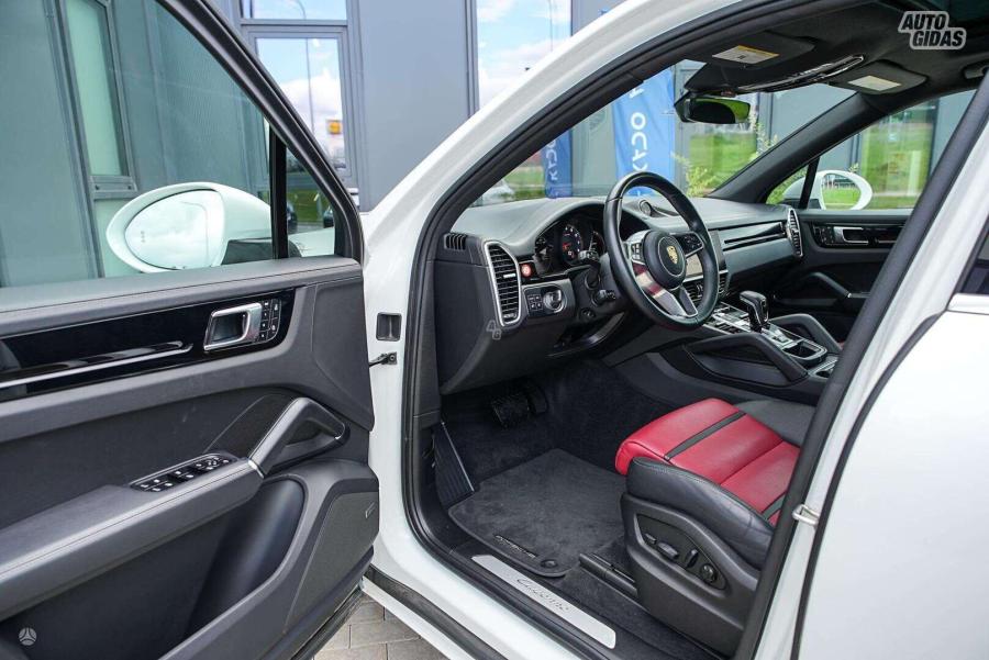 White Porsche Cayenne 2022 in Kaunas, with an engine capacity of 3.00 L and mileage of 32 thousand km for 59950 €, photo 24 on AUTOMOTO.COM.LV
