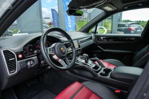 White Porsche Cayenne 2022 in Kaunas, with an engine capacity of 3.00 L and mileage of 32 thousand km for 59950 €, photo 26 on AUTOMOTO.COM.LV