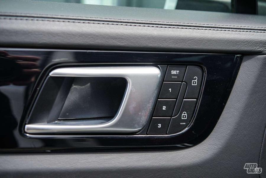 White Porsche Cayenne 2022 in Kaunas, with an engine capacity of 3.00 L and mileage of 32 thousand km for 59950 €, photo 34 on AUTOMOTO.COM.LV