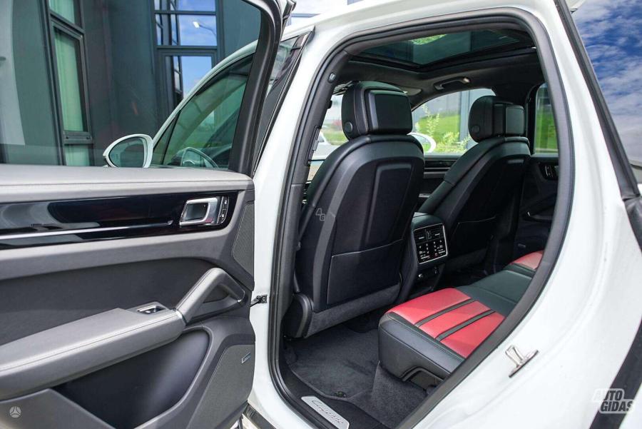 White Porsche Cayenne 2022 in Kaunas, with an engine capacity of 3.00 L and mileage of 32 thousand km for 59950 €, photo 36 on AUTOMOTO.COM.LV