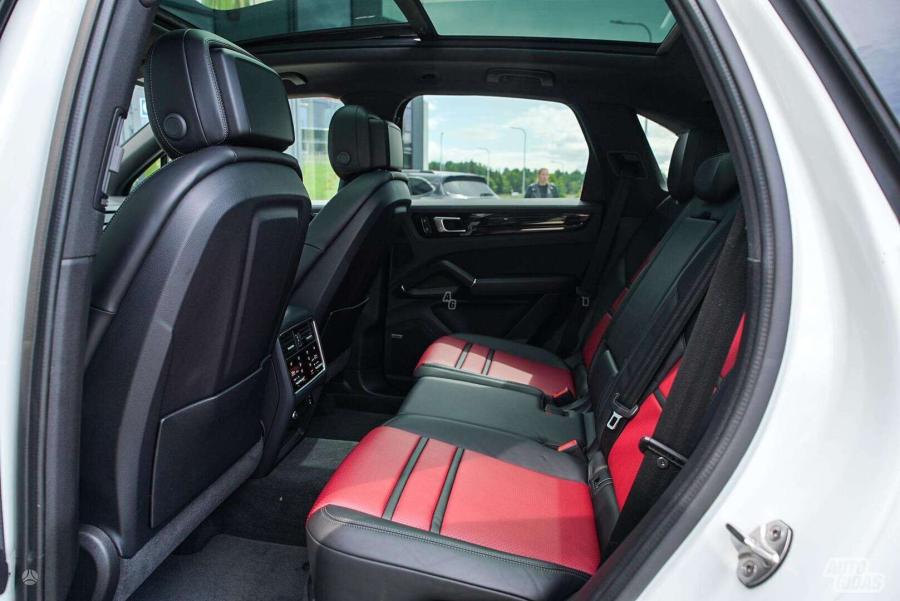 White Porsche Cayenne 2022 in Kaunas, with an engine capacity of 3.00 L and mileage of 32 thousand km for 59950 €, photo 37 on AUTOMOTO.COM.LV