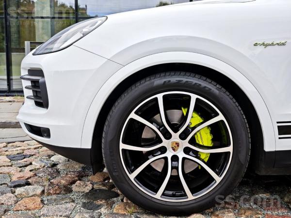 Porsche Cayenne 2022 in Riga on AUTOMOTO.COM.LV White Porsche Cayenne 2022 in Riga, with an engine capacity of 3.00 L and mileage of 40 thousand km for 74444 β¬, photo 9 on AUTOMOTO.COM.LV