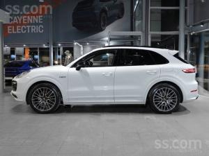 Balts Porsche Cayenne 2023 Rīga, ar dzinēja tilpumu 3.00 L un nobraukumu 40 tūkst. km par 75900 €, foto 3 vietnē AUTOMOTO.COM.LV