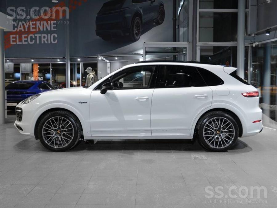 Balts Porsche Cayenne 2023 Rīga, ar dzinēja tilpumu 3.00 L un nobraukumu 40 tūkst. km par 75900 €, foto 3 vietnē AUTOMOTO.COM.LV