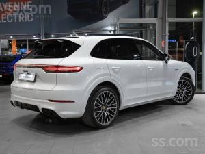 Balts Porsche Cayenne 2023 Rīga, ar dzinēja tilpumu 3.00 L un nobraukumu 40 tūkst. km par 75900 €, foto 4 vietnē AUTOMOTO.COM.LV