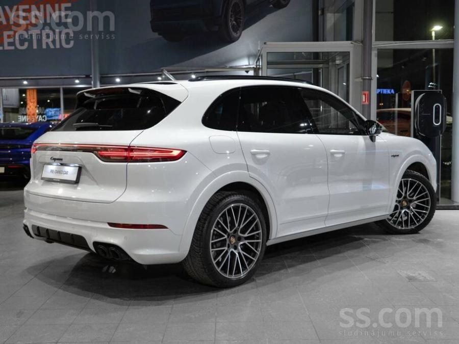 Balts Porsche Cayenne 2023 Rīga, ar dzinēja tilpumu 3.00 L un nobraukumu 40 tūkst. km par 75900 €, foto 4 vietnē AUTOMOTO.COM.LV