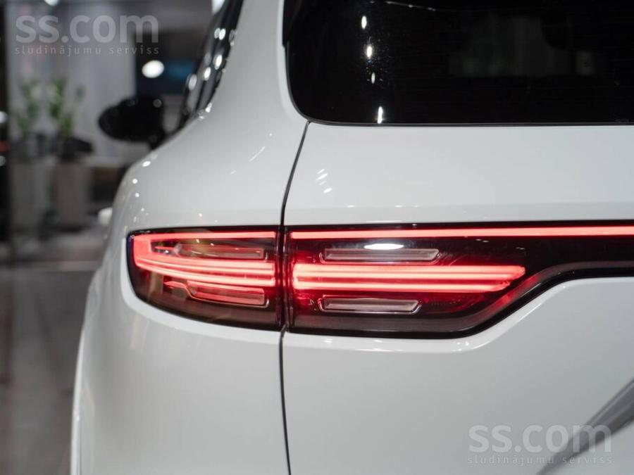 Balts Porsche Cayenne 2023 Rīga, ar dzinēja tilpumu 3.00 L un nobraukumu 40 tūkst. km par 75900 €, foto 13 vietnē AUTOMOTO.COM.LV