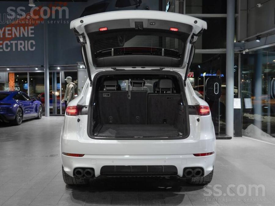 Balts Porsche Cayenne 2023 Rīga, ar dzinēja tilpumu 3.00 L un nobraukumu 40 tūkst. km par 75900 €, foto 15 vietnē AUTOMOTO.COM.LV