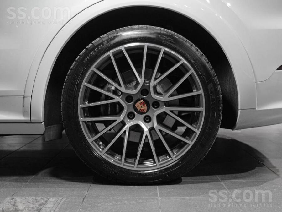 Balts Porsche Cayenne 2023 Rīga, ar dzinēja tilpumu 3.00 L un nobraukumu 40 tūkst. km par 75900 €, foto 16 vietnē AUTOMOTO.COM.LV
