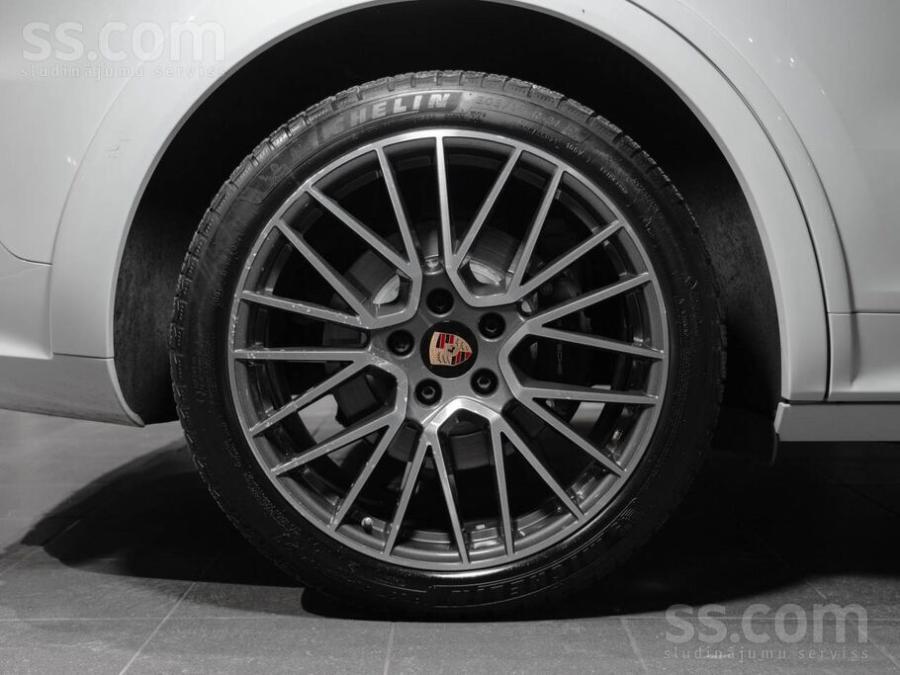 Balts Porsche Cayenne 2023 Rīga, ar dzinēja tilpumu 3.00 L un nobraukumu 40 tūkst. km par 75900 €, foto 18 vietnē AUTOMOTO.COM.LV
