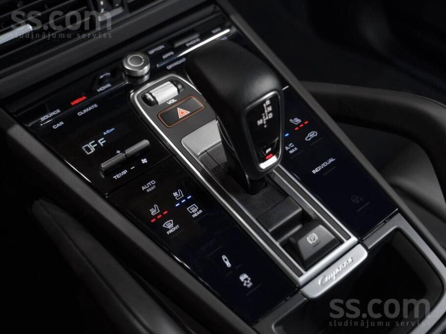 Balts Porsche Cayenne 2023 Rīga, ar dzinēja tilpumu 3.00 L un nobraukumu 40 tūkst. km par 75900 €, foto 23 vietnē AUTOMOTO.COM.LV