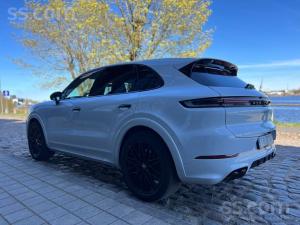 Balts Porsche Cayenne 2023 Rīga, ar dzinēja tilpumu 4.00 L un nobraukumu 40 tūkst. km par 92320 €, foto  vietnē AUTOMOTO.COM.LV
