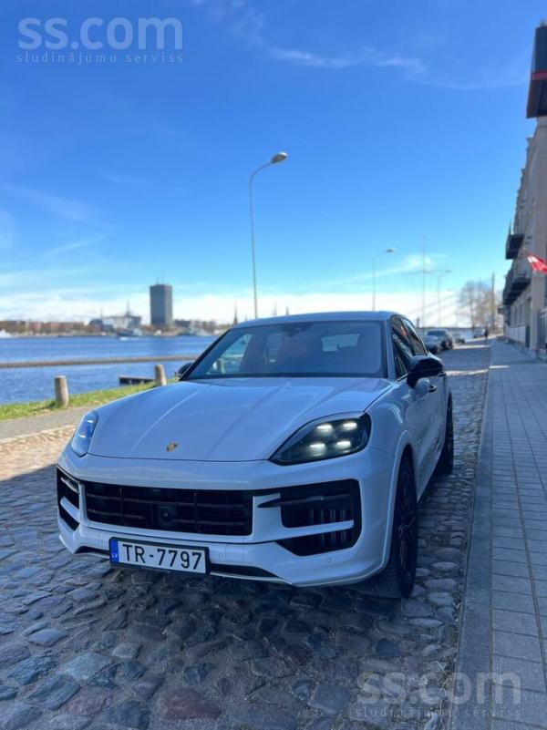 White Porsche Cayenne 2023 in Riga, with an engine capacity of 4.00 L and mileage of 40 thousand km for 92320 €, photo 2 on AUTOMOTO.COM.LV