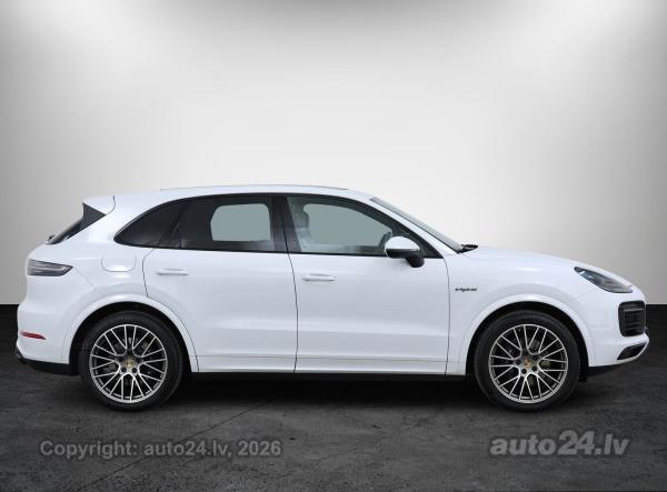 White Porsche Cayenne 2023 in Tallinn, with an engine capacity of 3.00 L and mileage of 53 thousand km for 76000 €, photo 8 on AUTOMOTO.COM.LV
