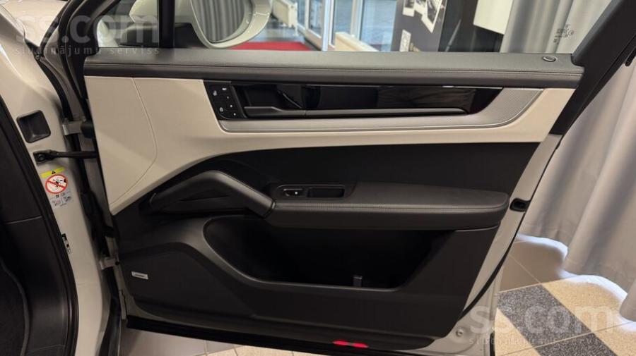 Balts Porsche Cayenne 2023 Rīga, ar dzinēja tilpumu 3.00 L un nobraukumu 95 tūkst. km par 85990 €, foto 14 vietnē AUTOMOTO.COM.LV