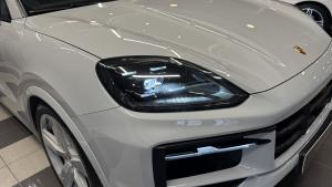White Porsche Cayenne 2023 in Riga, with an engine capacity of 3.00 L and mileage of 95 thousand km for 85990 €, photo 10 on AUTOMOTO.COM.LV